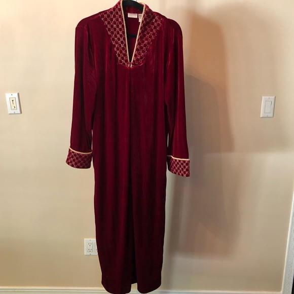Adonna | Intimates & Sleepwear | Adonna Dark Redgold Zip Vtg Robe Ml ...